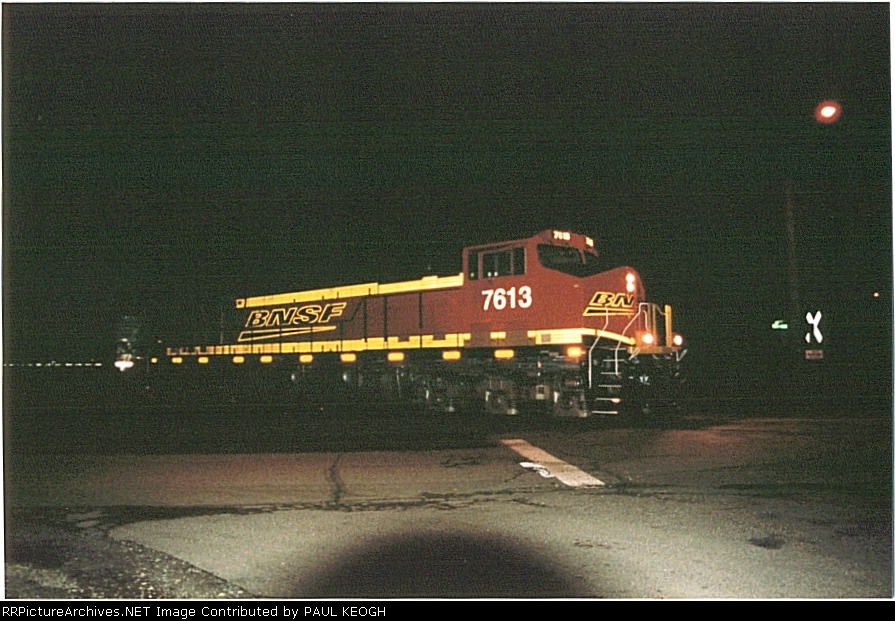 BNSF 7613 rolls east